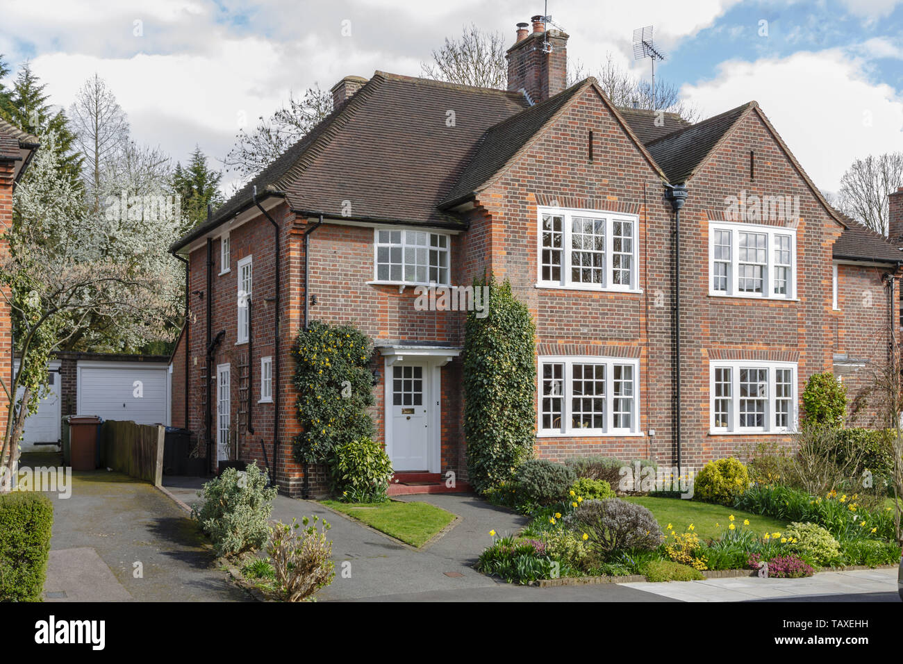 Semi detached house front garden hi-res stock photography and images ...