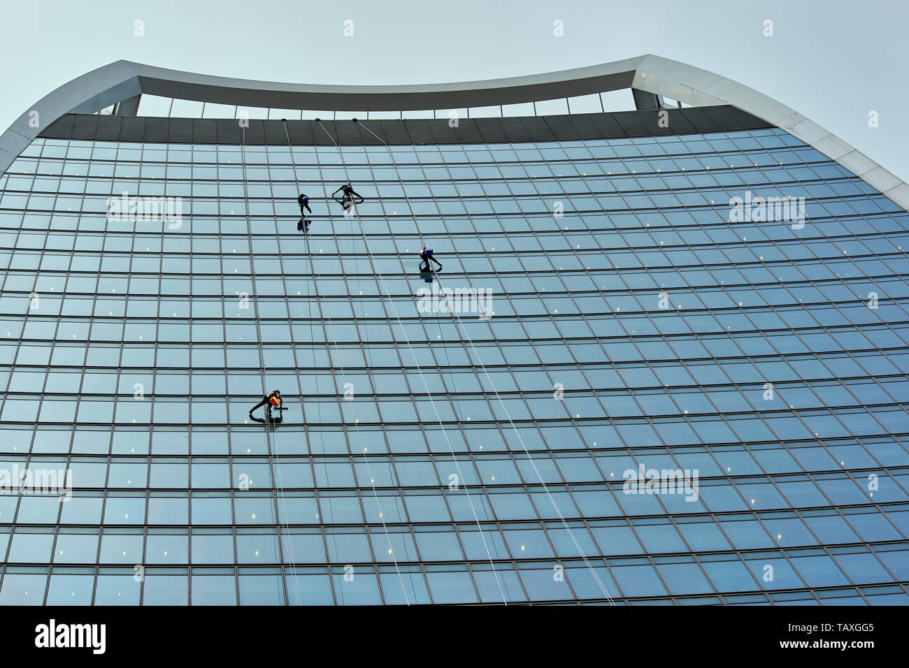 LONDON 20 FENCHURCH STREET THE WALKIE TALKIE SKYSCRAPER MEN AT THE TOP ...