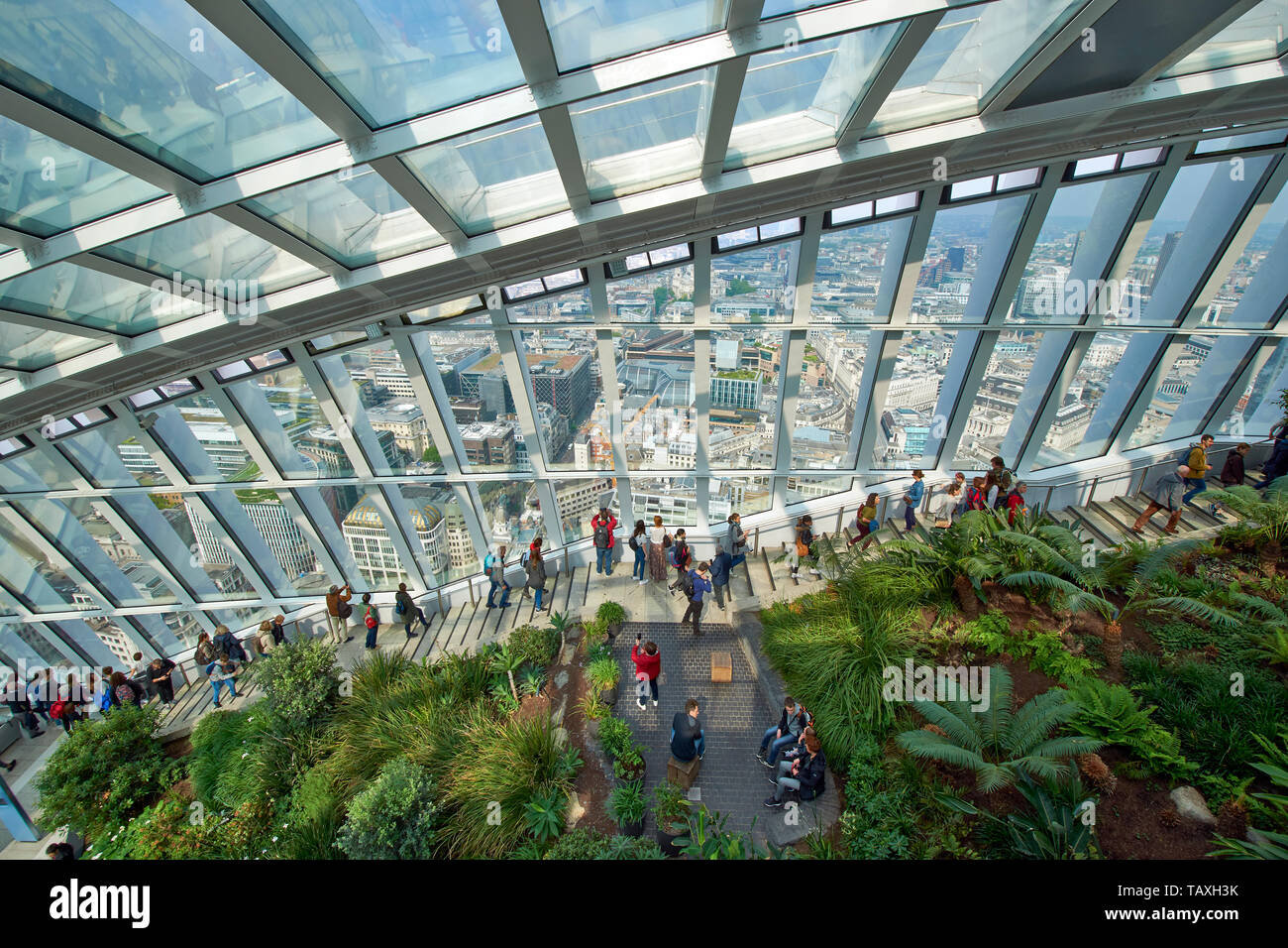 LONDON 20 FENCHURCH STREET THE WALKIE TALKIE SKYSCRAPER THE SKY GARDEN ...