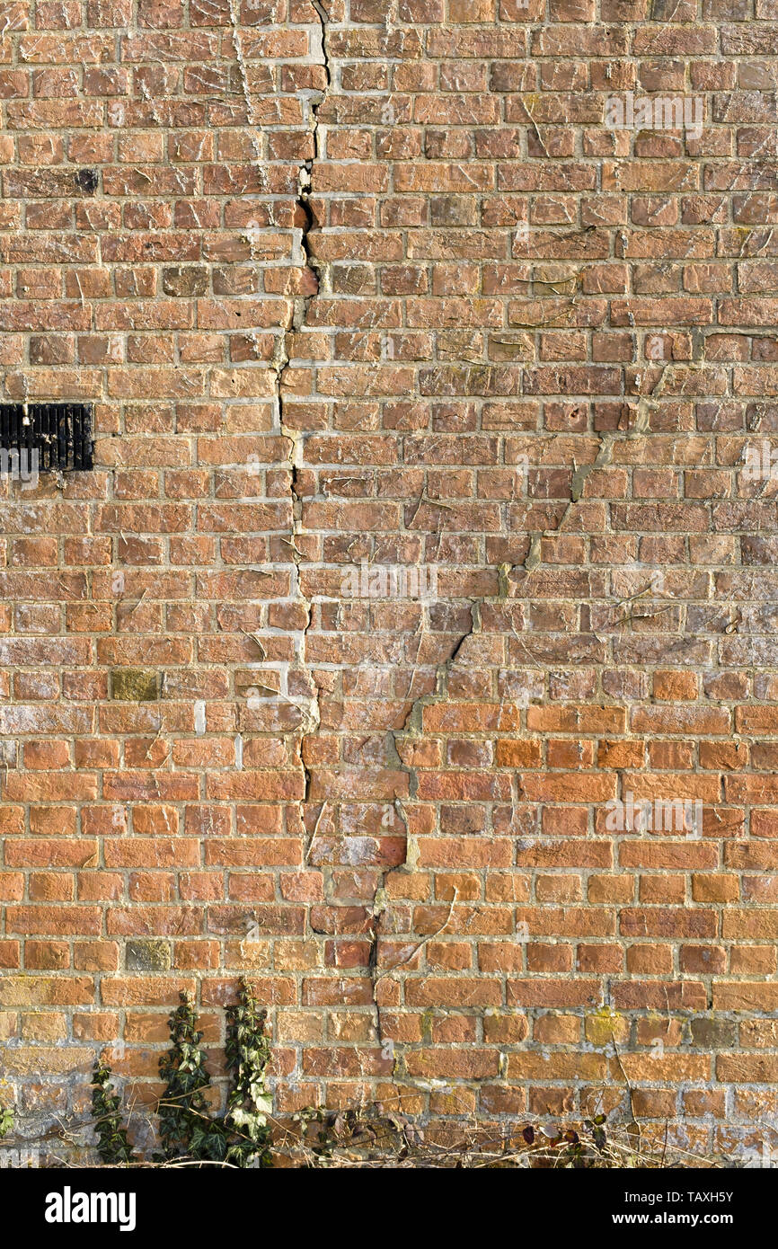 Subsidence house hi-res stock photography and images - Alamy