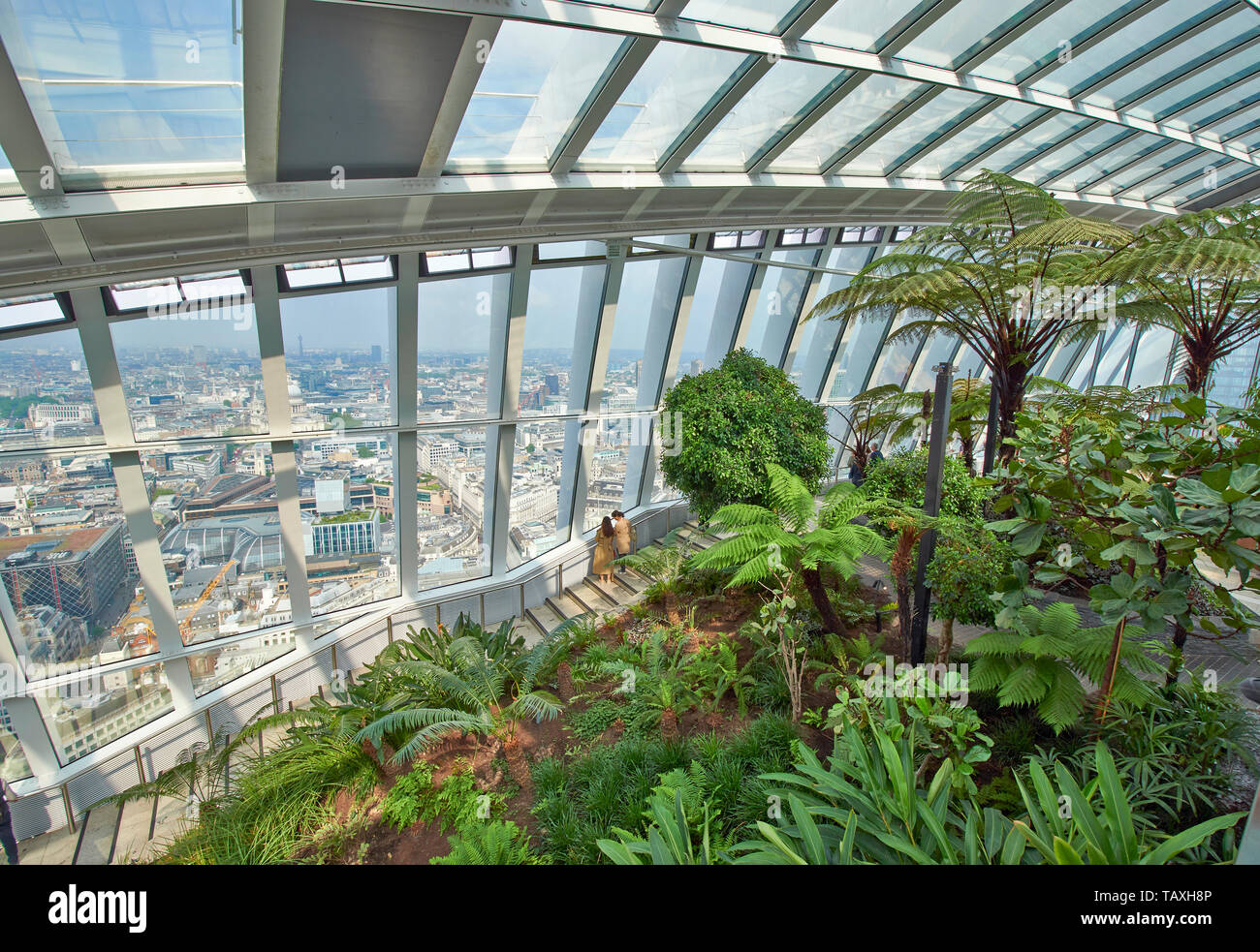 LONDON 20 FENCHURCH STREET THE WALKIE TALKIE SKYSCRAPER THE SKY GARDEN ...