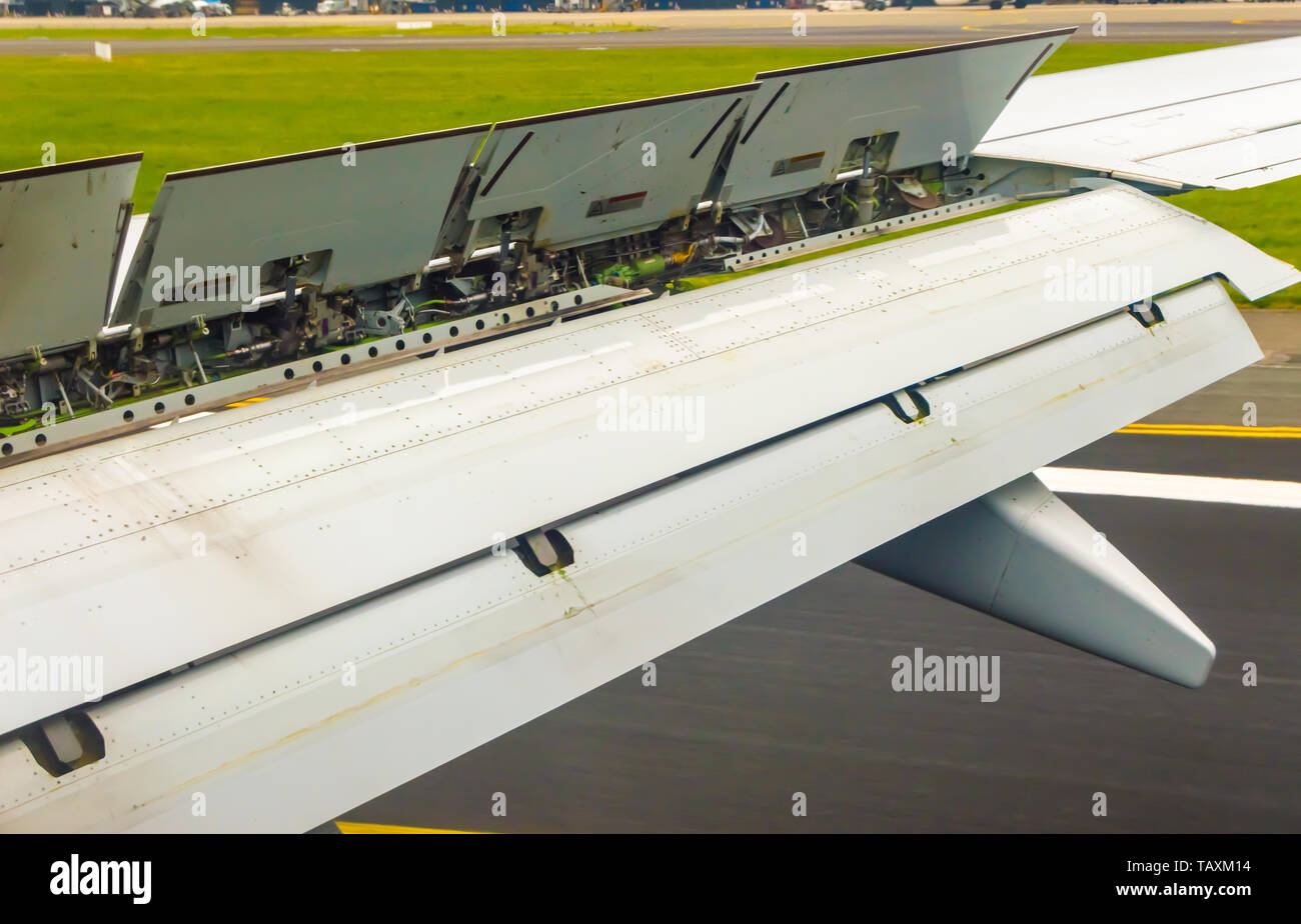 Airplane wing landing spoilers hi-res stock photography and images - Alamy