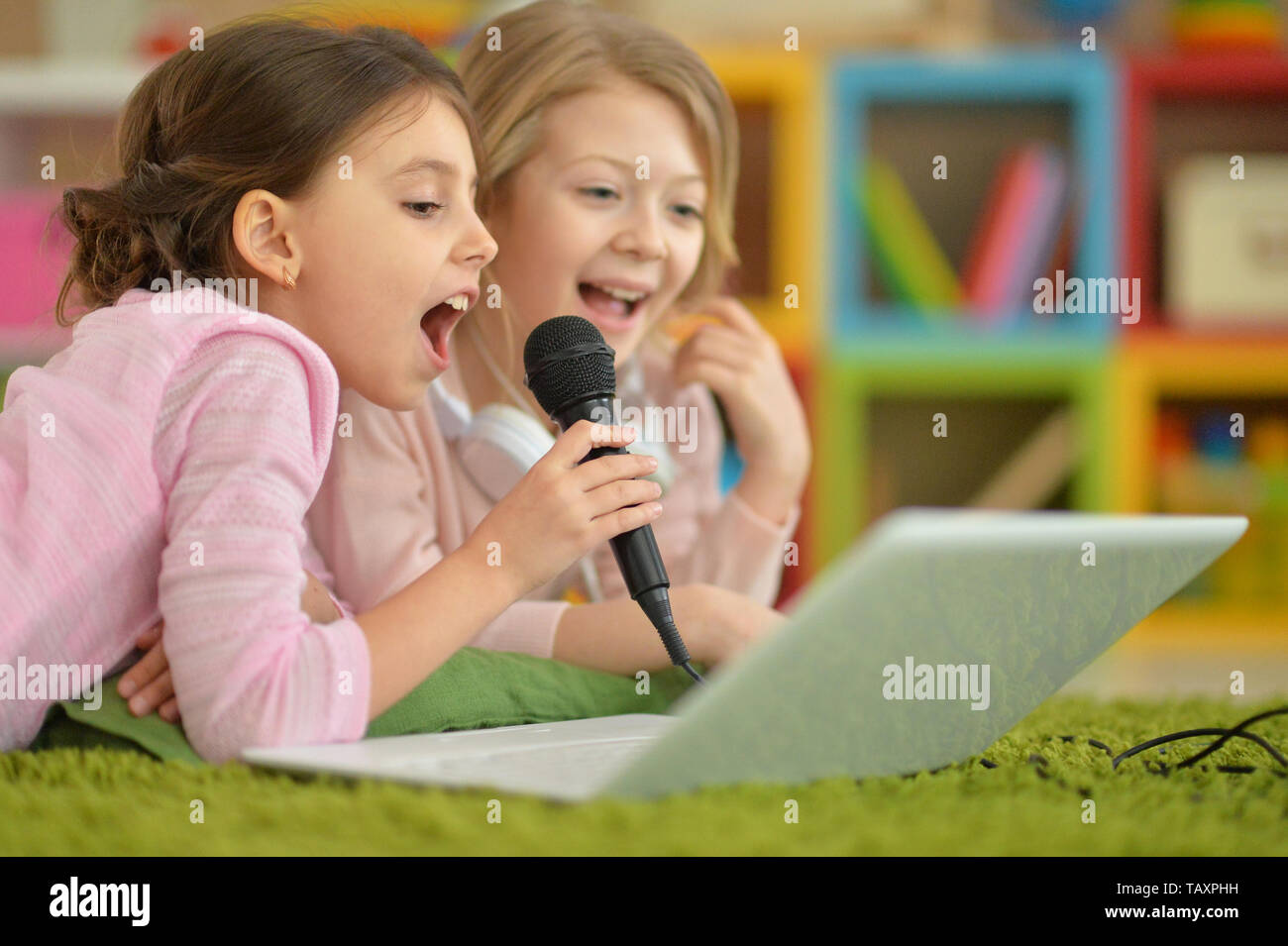 Two girls singing hi-res stock photography and images - Alamy