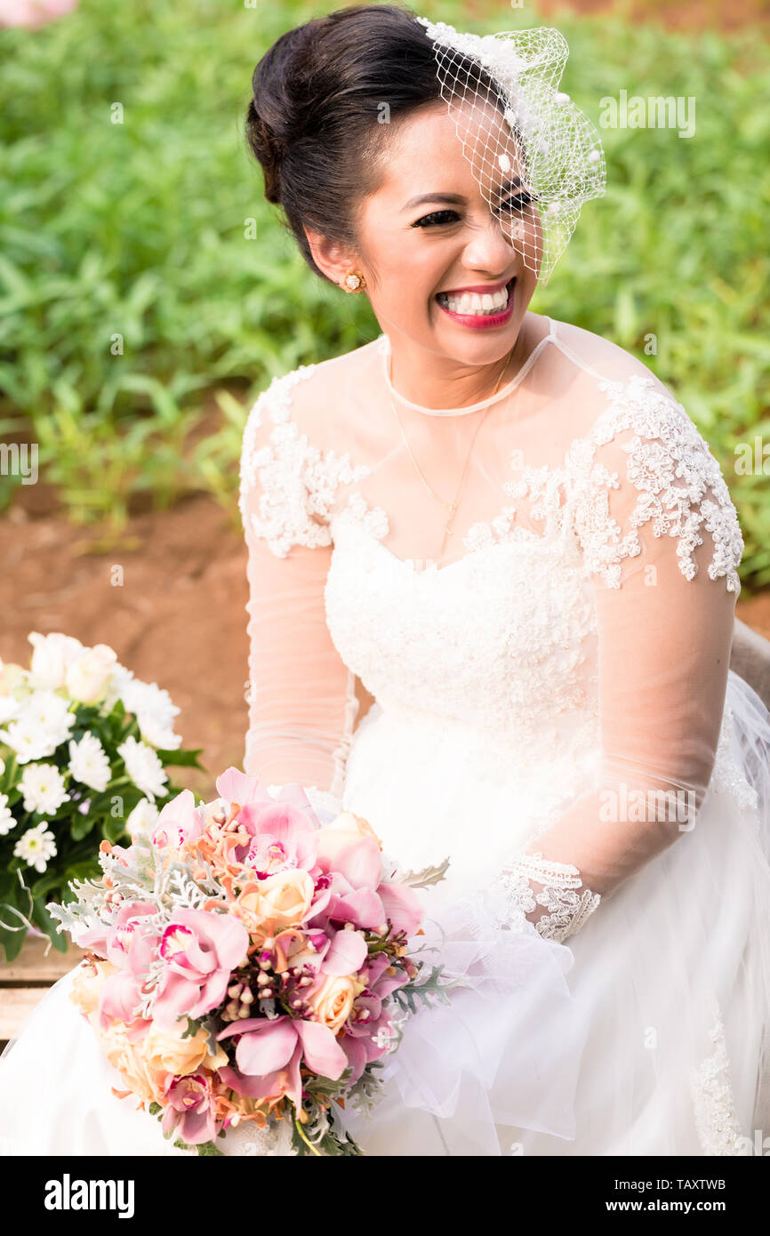 Happy Indonesian bride on her wedding Stock Photo - Alamy