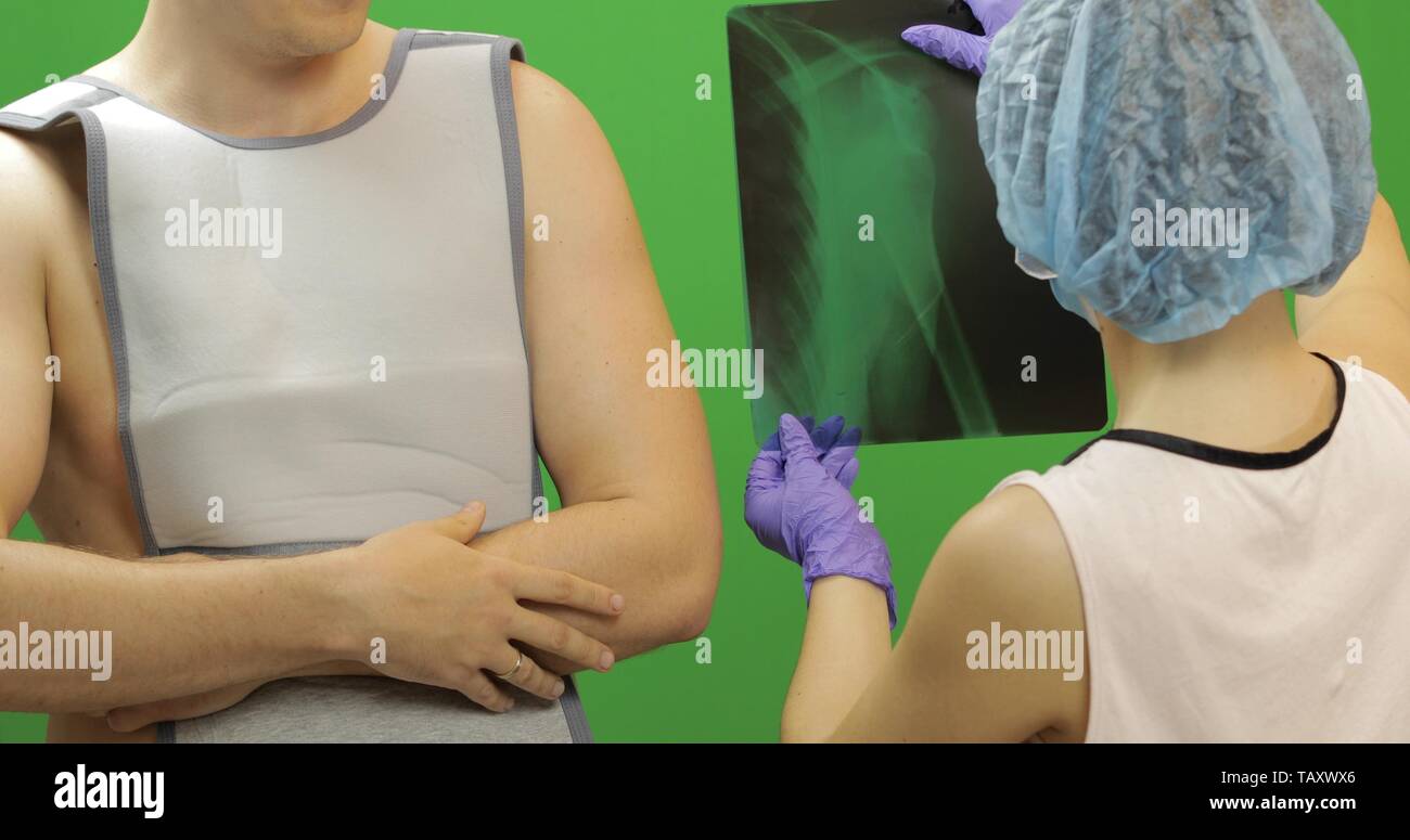 Man shoulder injury bandage fixing hi-res stock photography and images ...