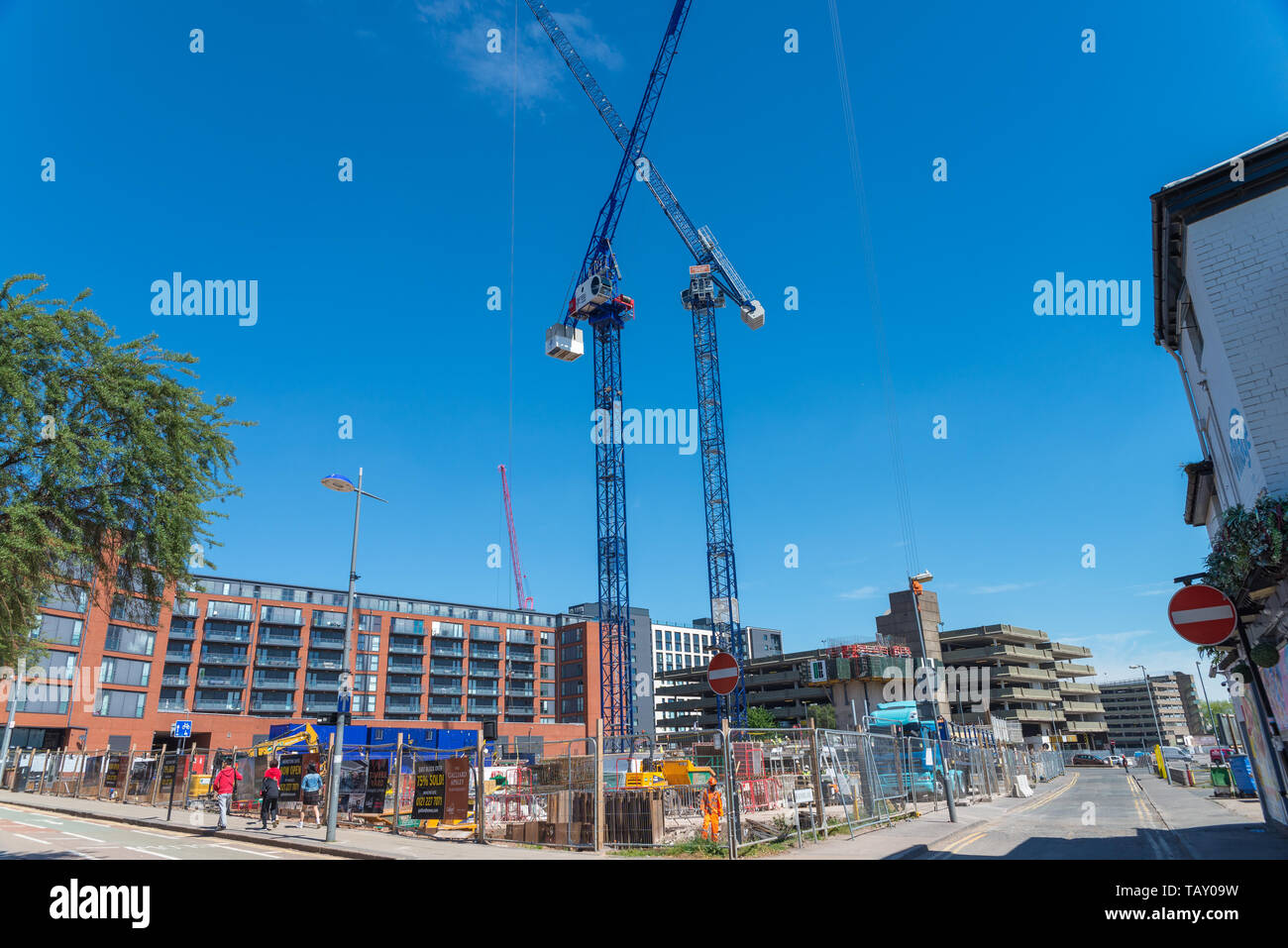 Timber Yard modern apartment blocks under construction in Hurst Street ...