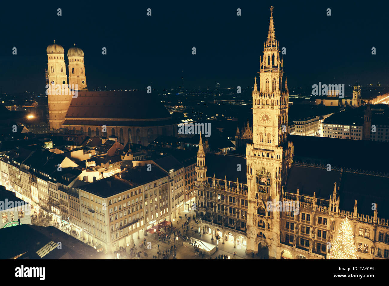Aerial view of the tower from the Marienplatz square in Munich ...