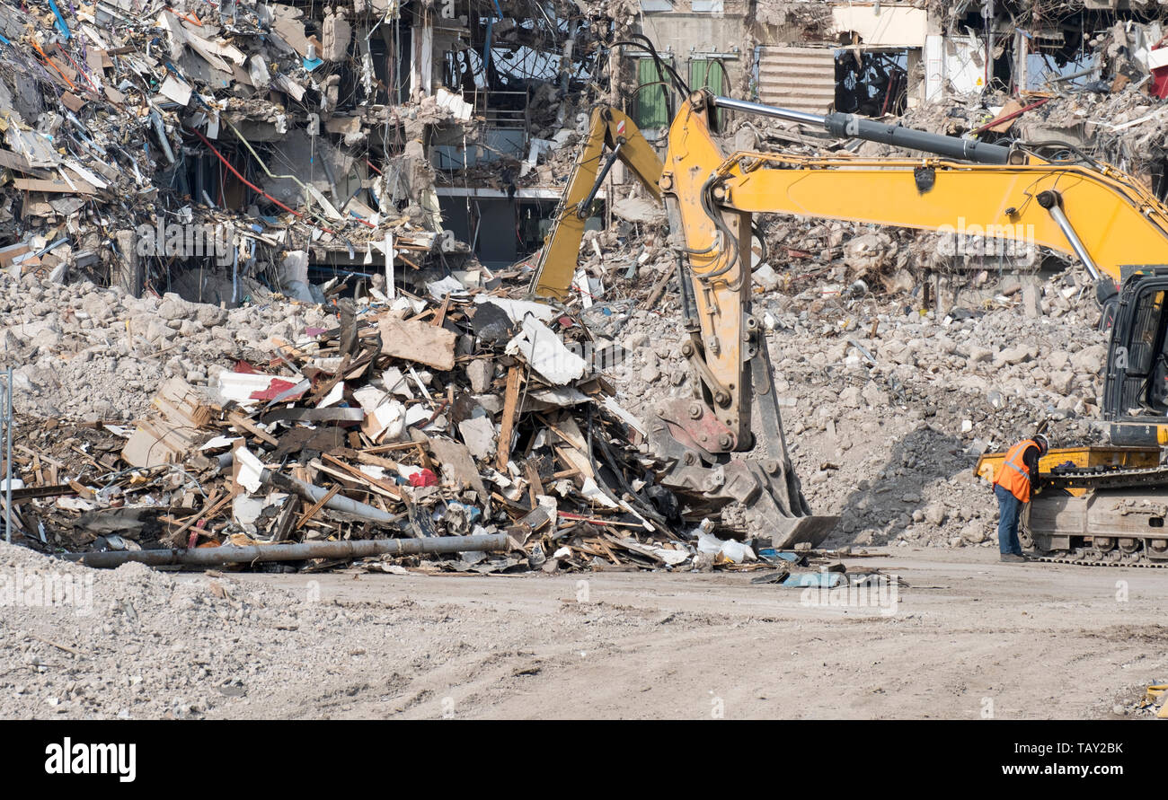 Pile of debris on a demolition site Stock Photo - Alamy