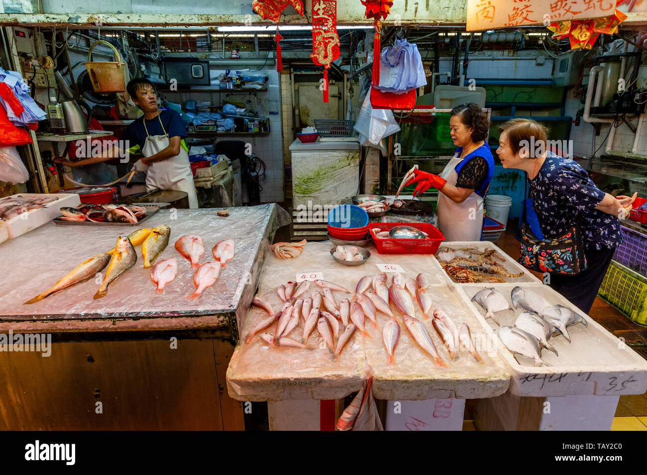Wet fish stall hi-res stock photography and images - Alamy
