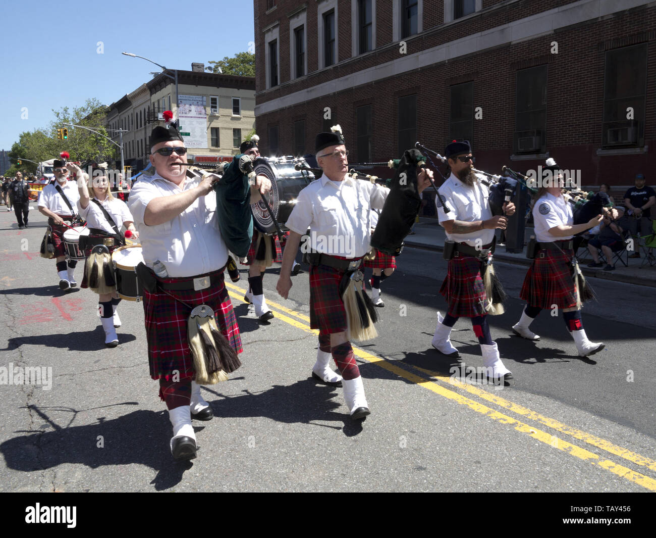 Parade bagpipers kilts marching hi-res stock photography and images - Alamy