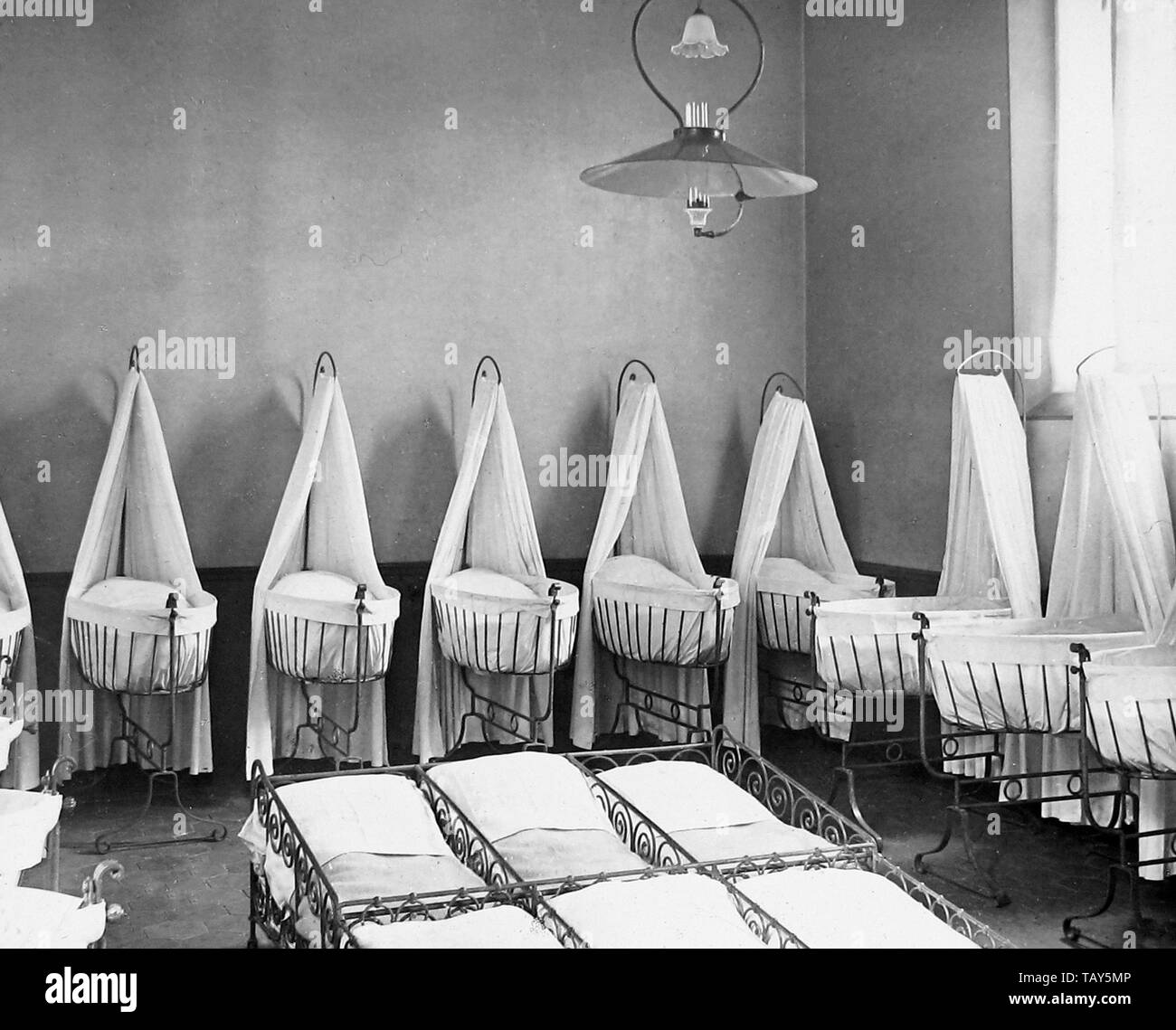 Vintage creche hi-res stock photography and images - Alamy