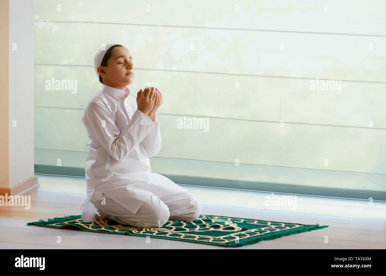 Muslim boy praying Stock Photo - Alamy