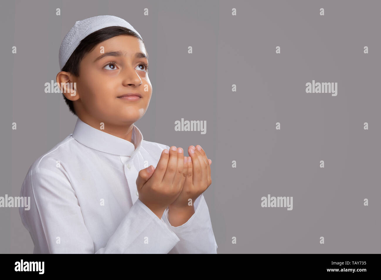 Muslim boy praying hi-res stock photography and images - Alamy
