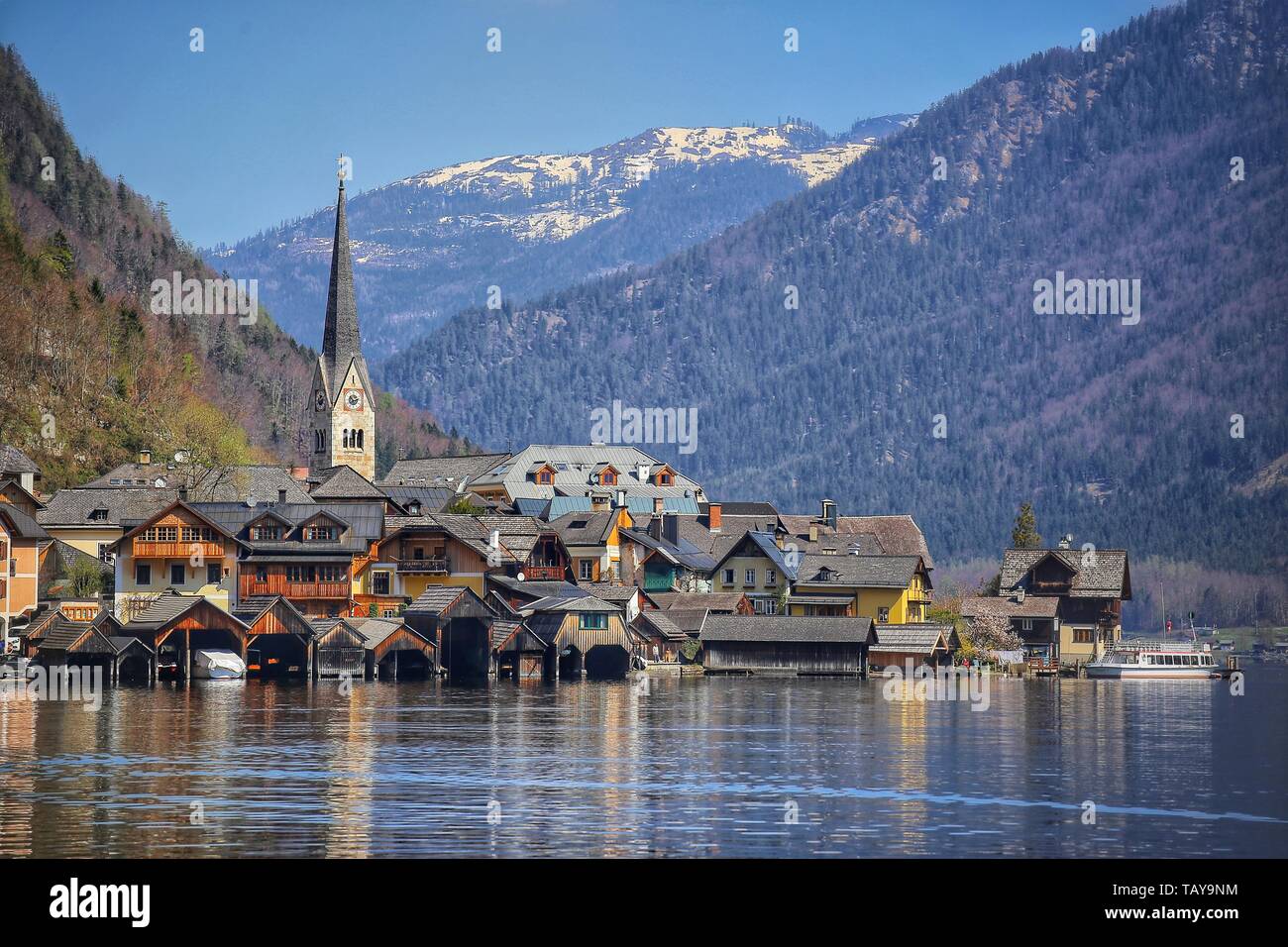 Spring in the scenic view of famous destination. Hallstatt village in ...