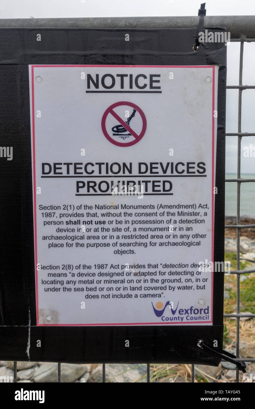 Warning sign banning metal detecting close to the beach in the small ...