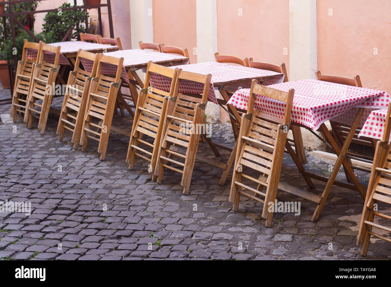 Restaurant tables on street rome hi-res stock photography and images ...