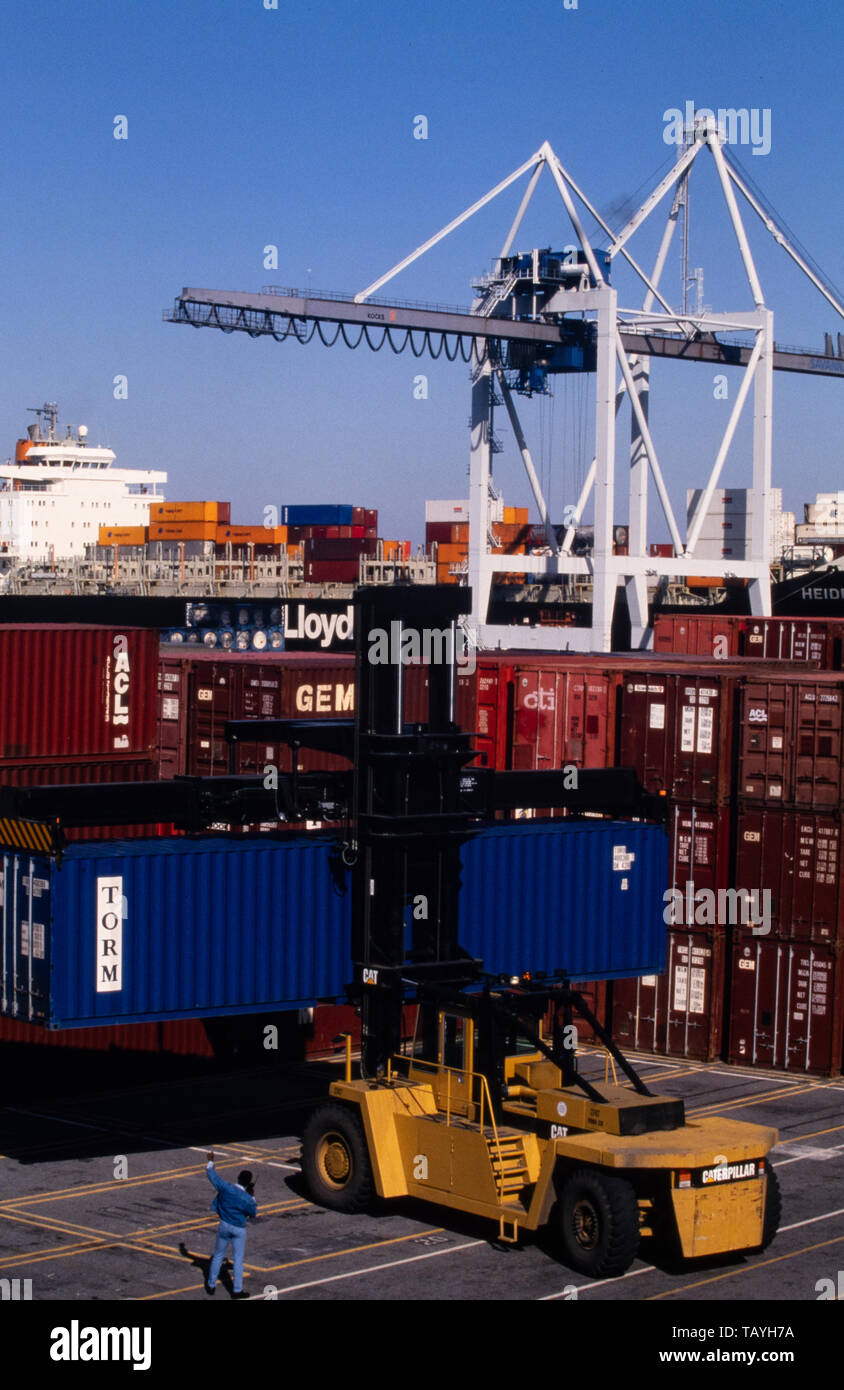 Containerized freight loading and unloading at the Port of Savannah ...