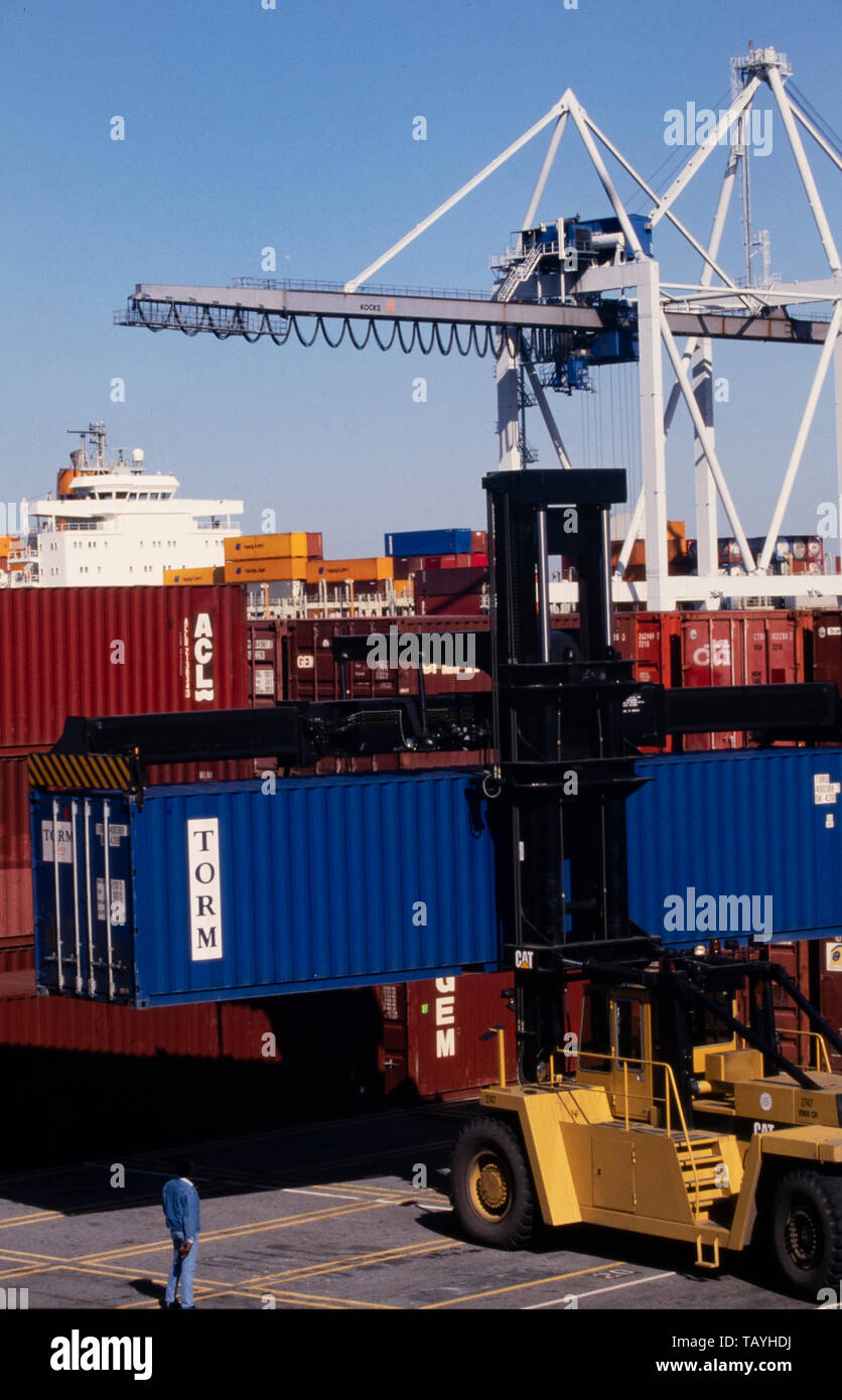 Containerized freight loading and unloading at the Port of Savannah ...