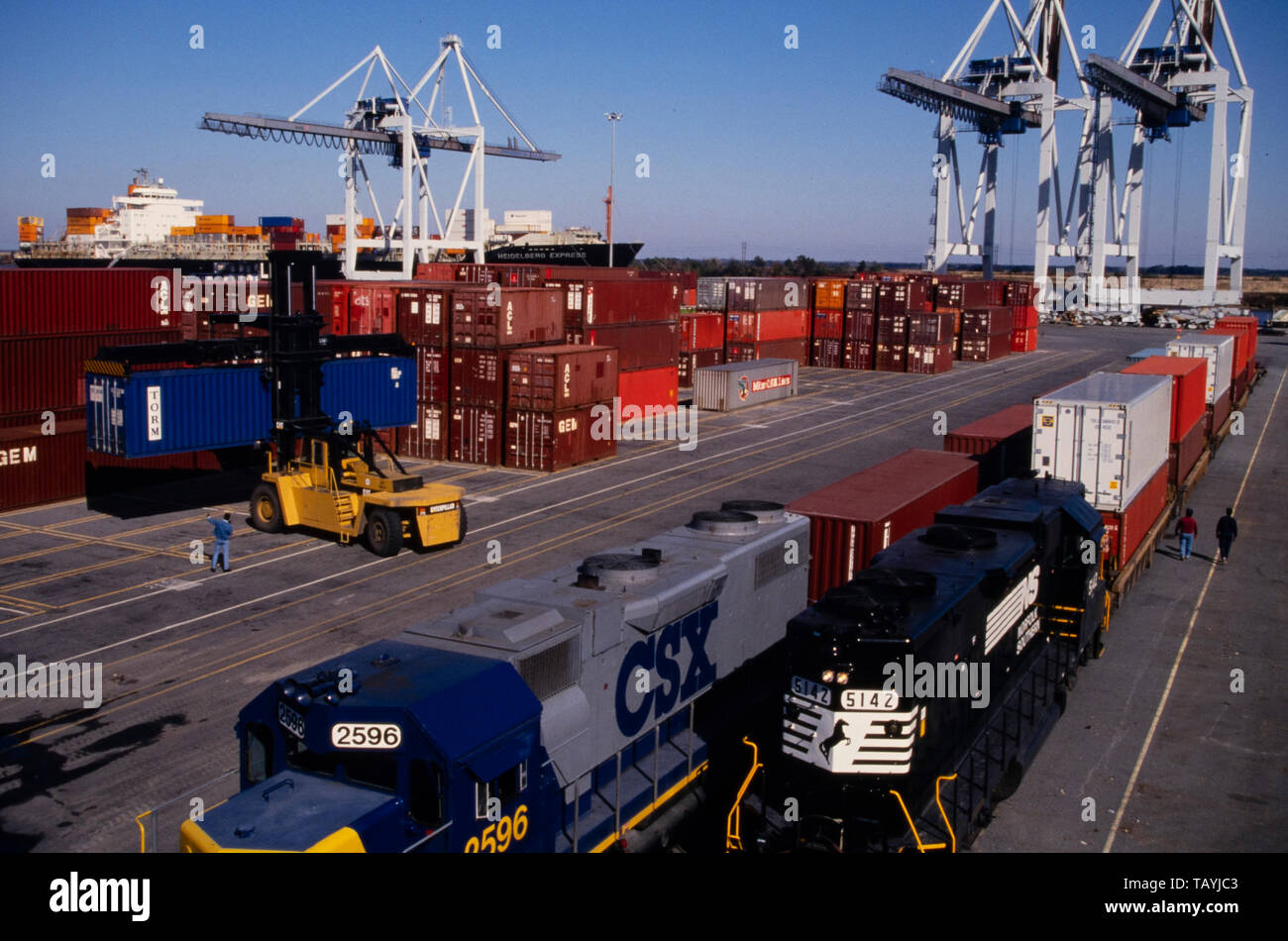 Container ship unloading train hi-res stock photography and images - Alamy
