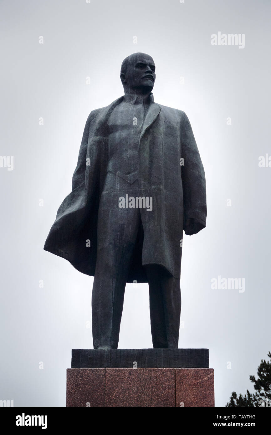 Bronze monument of Lenin. Monuments of the Soviet era Stock Photo - Alamy