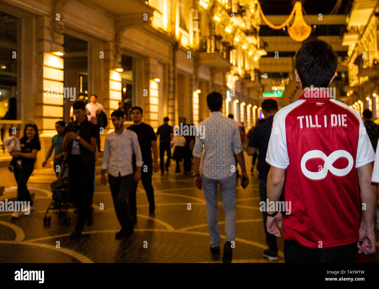 Arsenal fans outside red lion british pub hi-res stock photography and ...