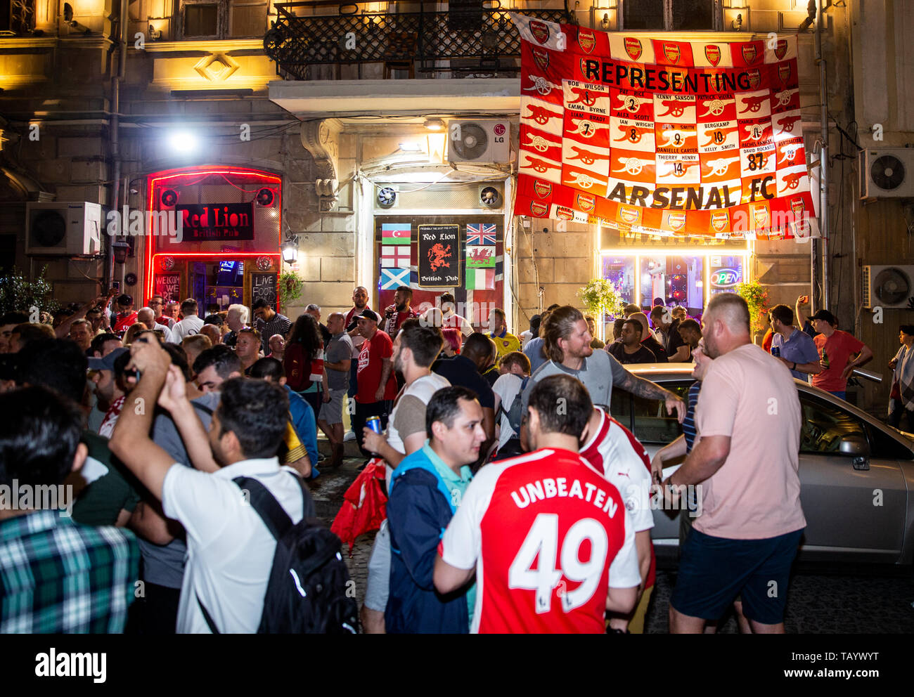 Arsenal fans outside red lion british pub hi-res stock photography and ...