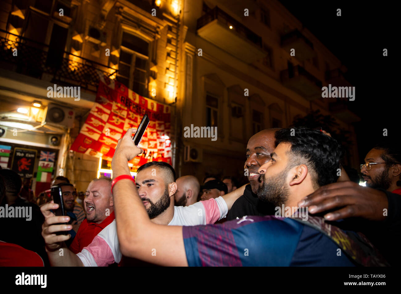 Arsenal fans outside red lion british pub hi-res stock photography and ...