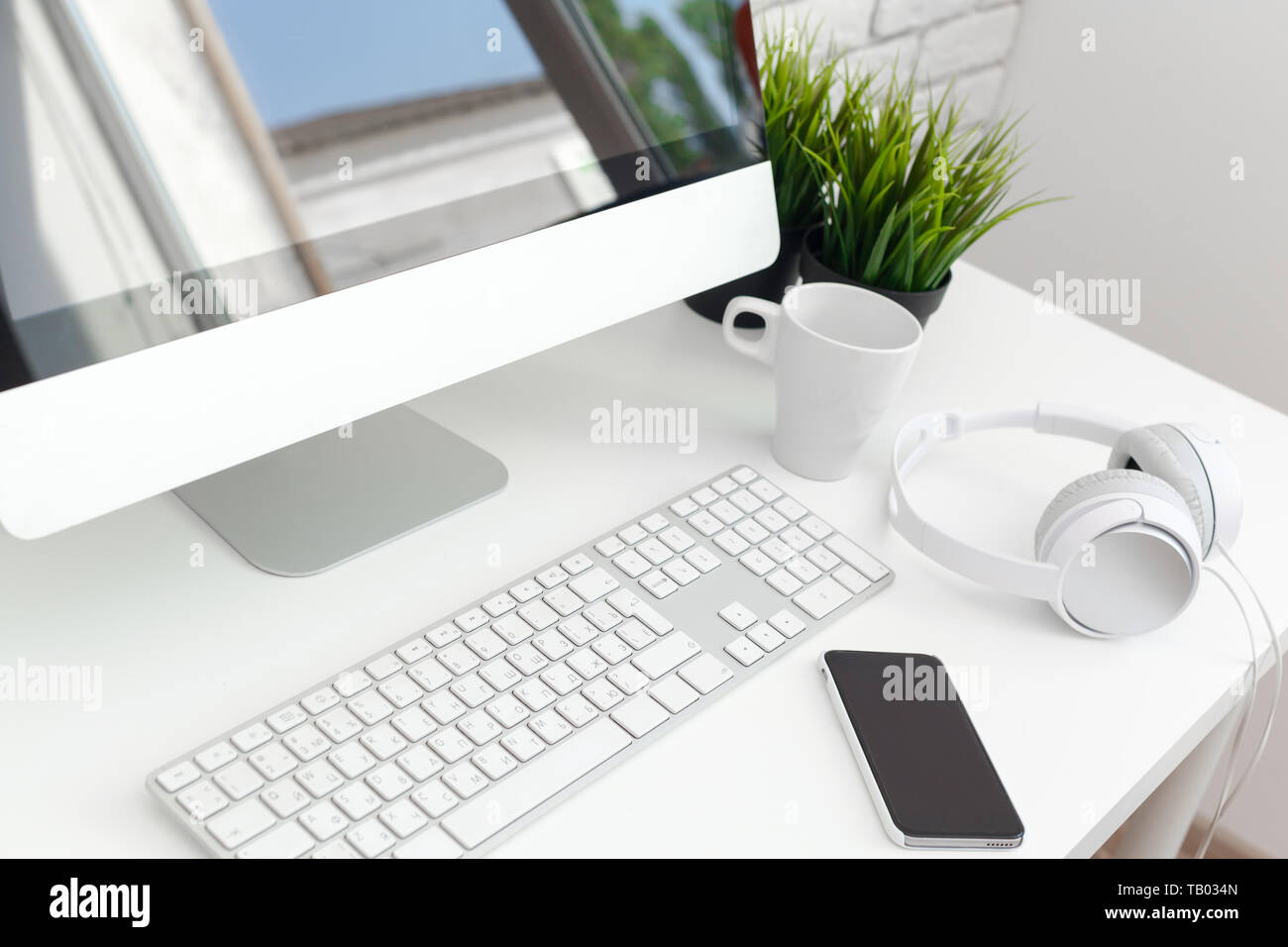 working table with computer Stock Photo - Alamy