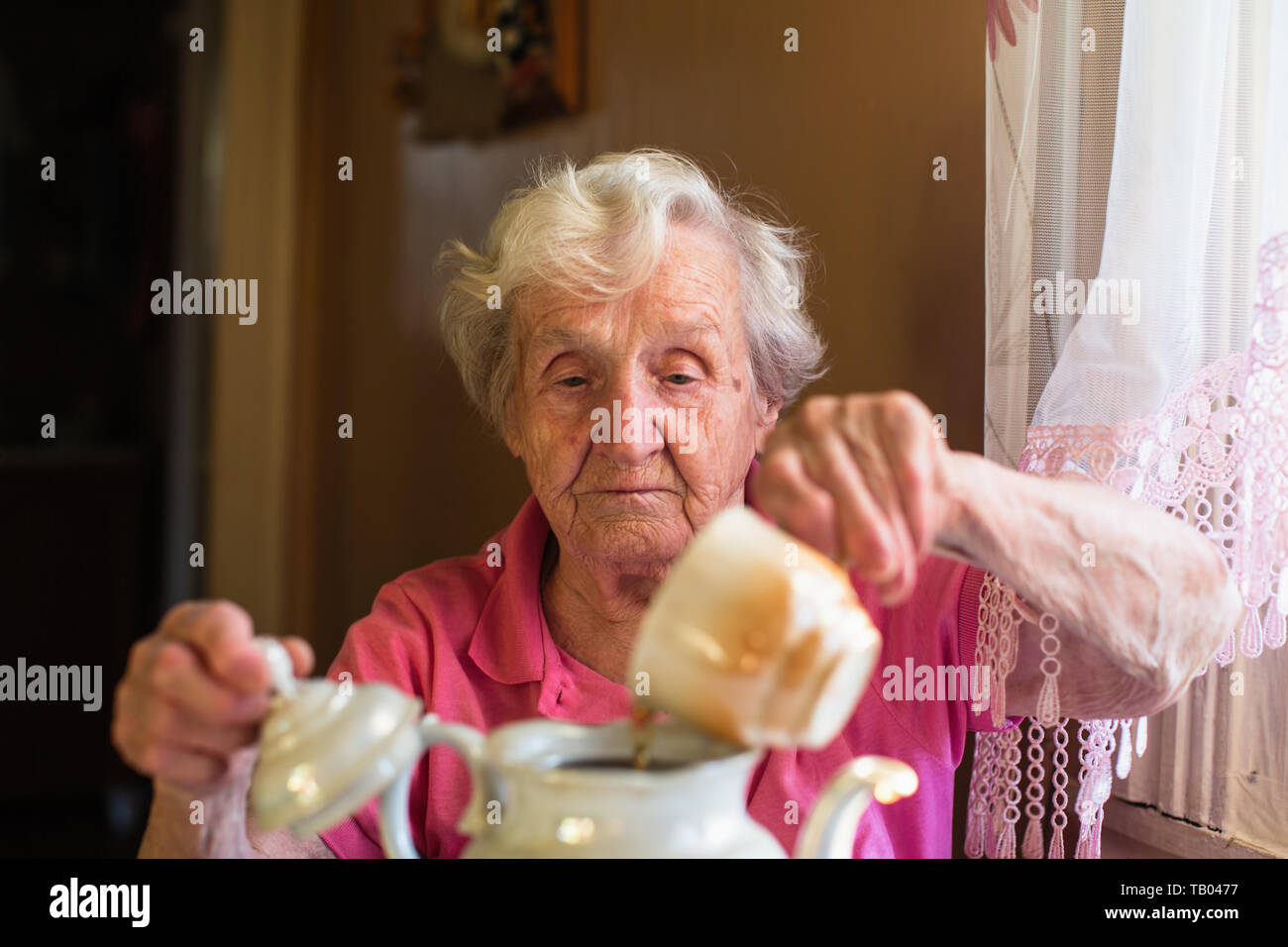 Old retired elderly woman hi-res stock photography and images - Alamy