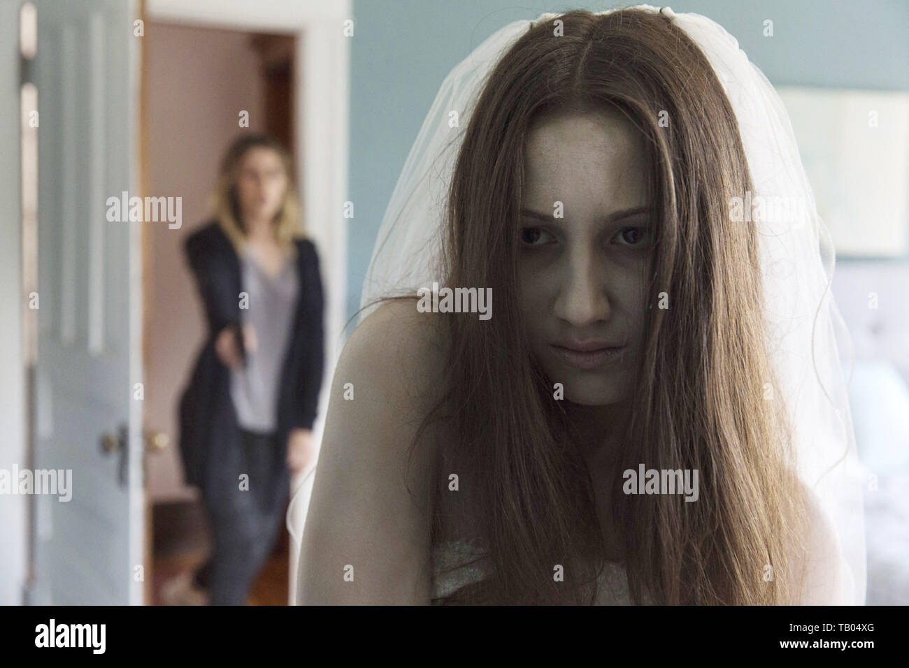 ISABELLE, from left: Amanda Crew, Zoe Belkin, 2018. ph: Jasper Savage ...