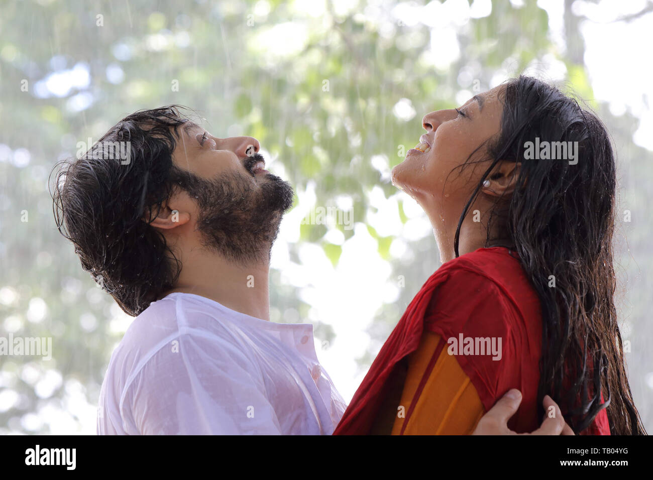 KONTTHO, from left: Shiboprosad Mukherjee, Paoli Dam, 2019. © Bioskope ...