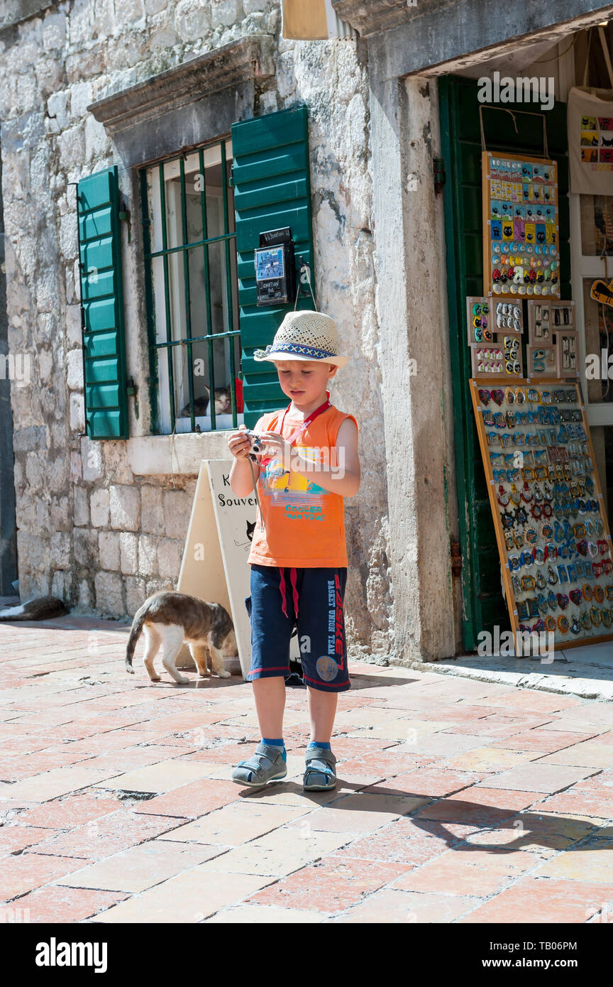Kids taking pictures hi-res stock photography and images - Alamy