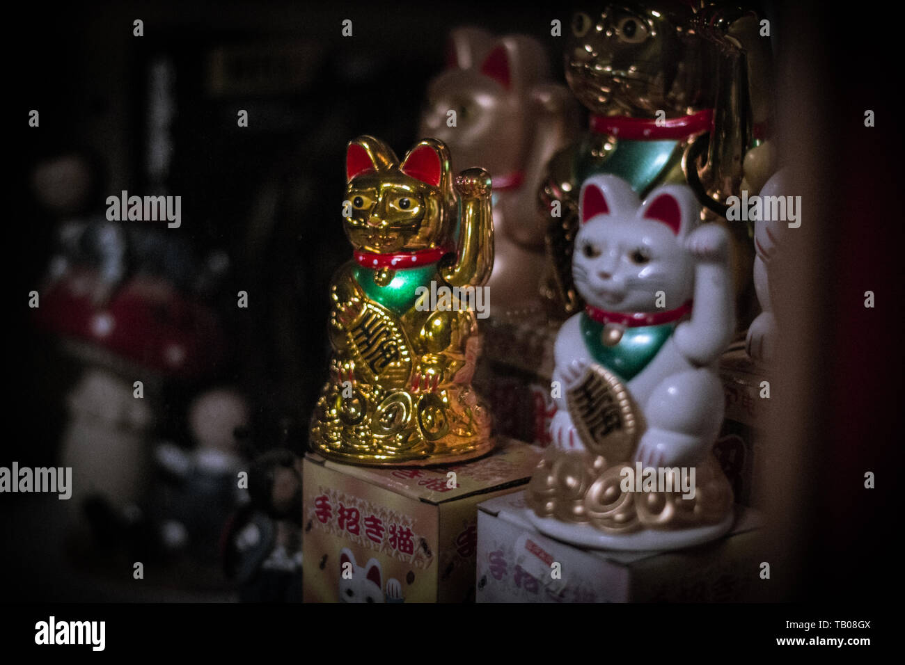 Waving cat hi-res stock photography and images - Alamy