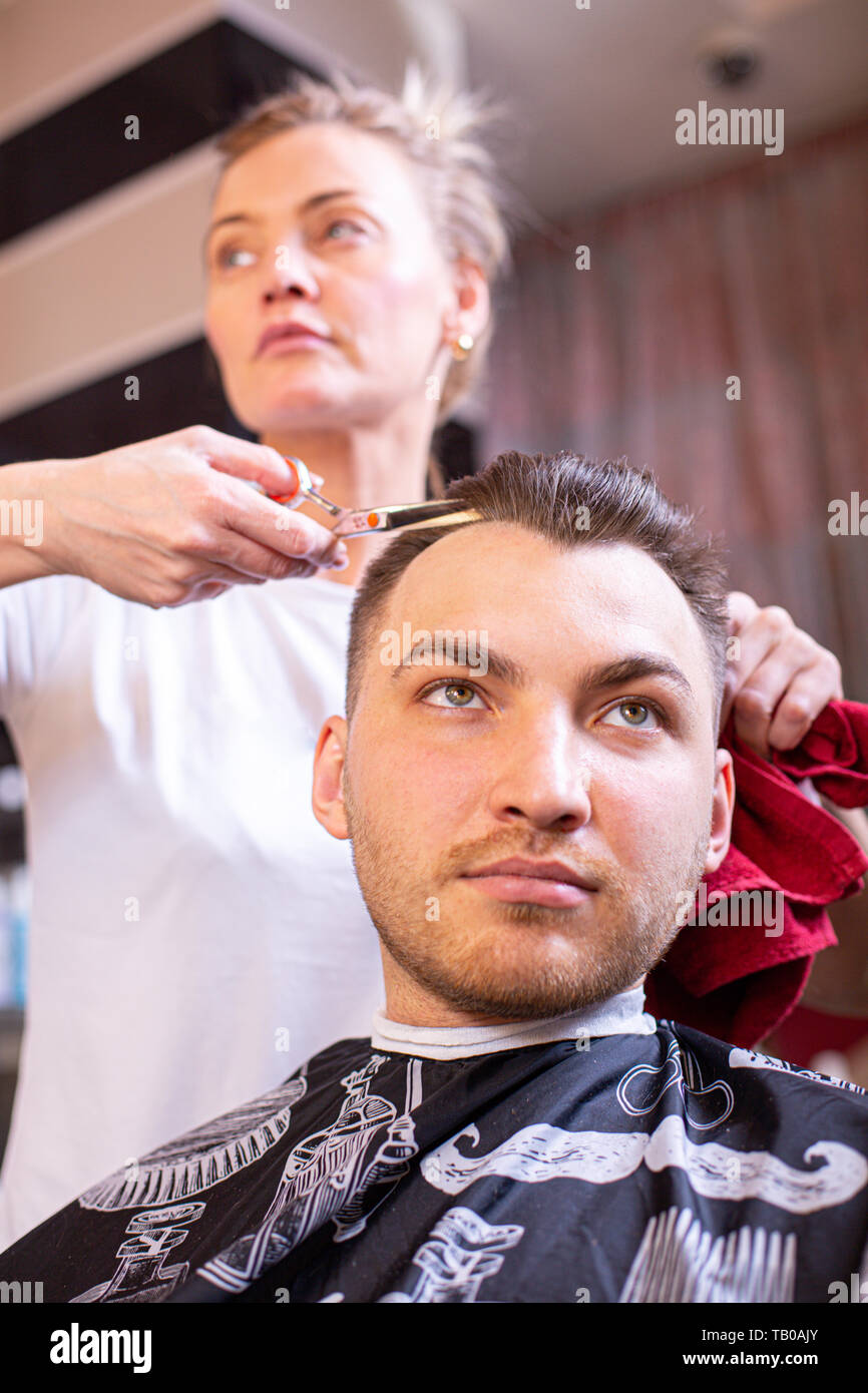 Master cuts man's hair in the salon. Scissors, Roschetsk close-up ...