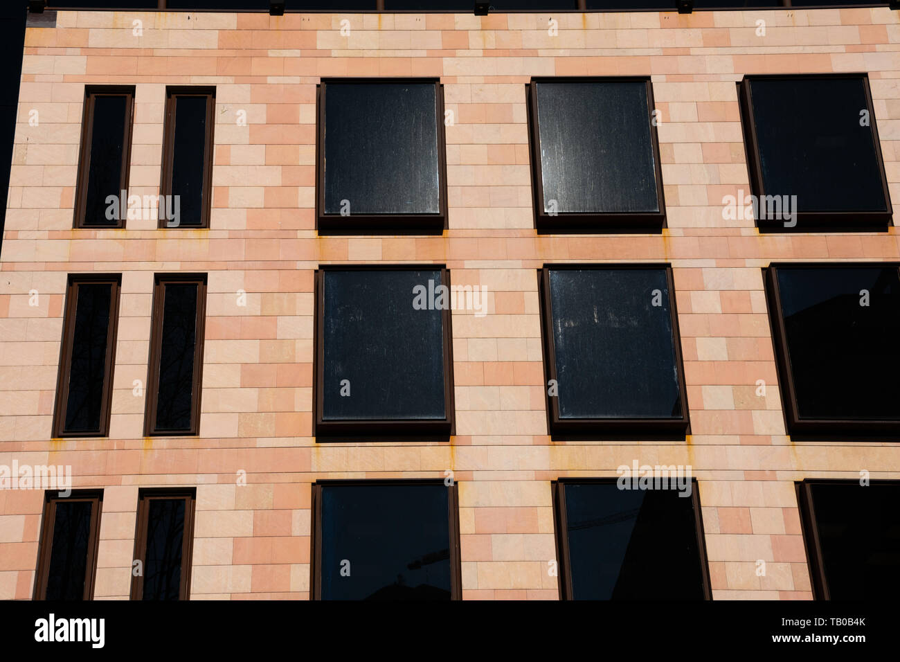 Black glass windows hi-res stock photography and images - Alamy
