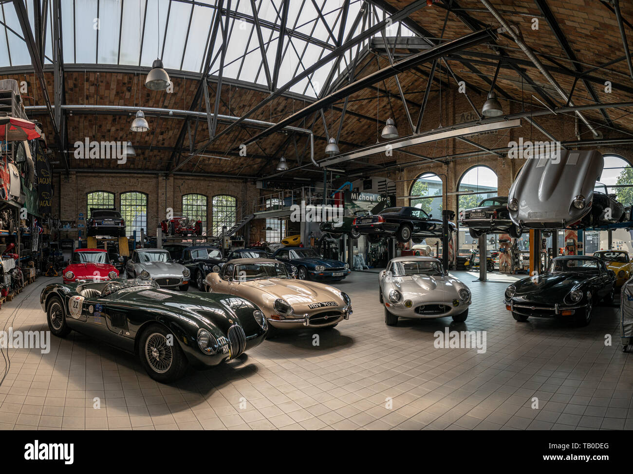 Vintage car workshop hi-res stock photography and images - Alamy