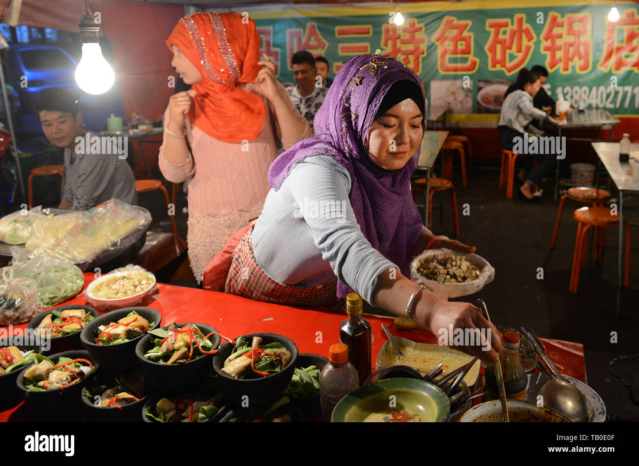 Muslim women preparing food hi-res stock photography and images - Alamy