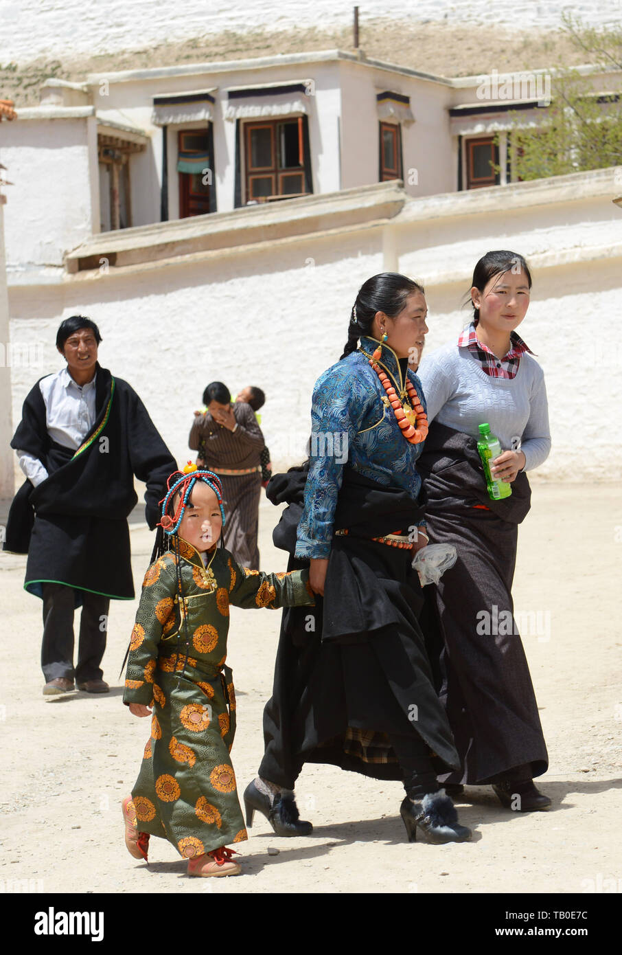 A Tibetan family in Labrang monastery in Eastern Tibet Stock Photo - Alamy