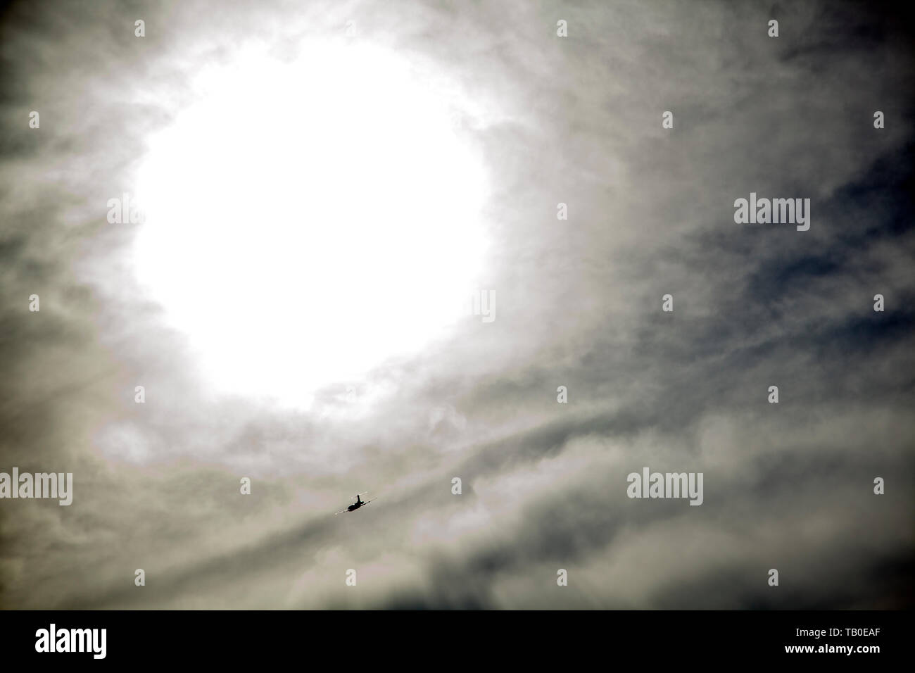Airplane with sun hi-res stock photography and images - Alamy