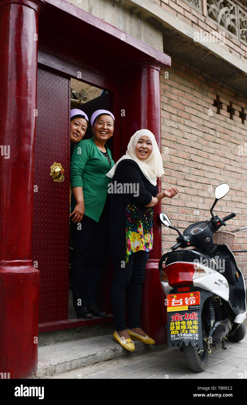 Hui muslim woman hi-res stock photography and images - Alamy