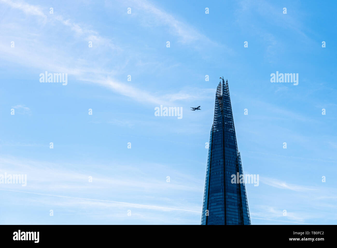 London skyscraper plane flying hi-res stock photography and images - Alamy