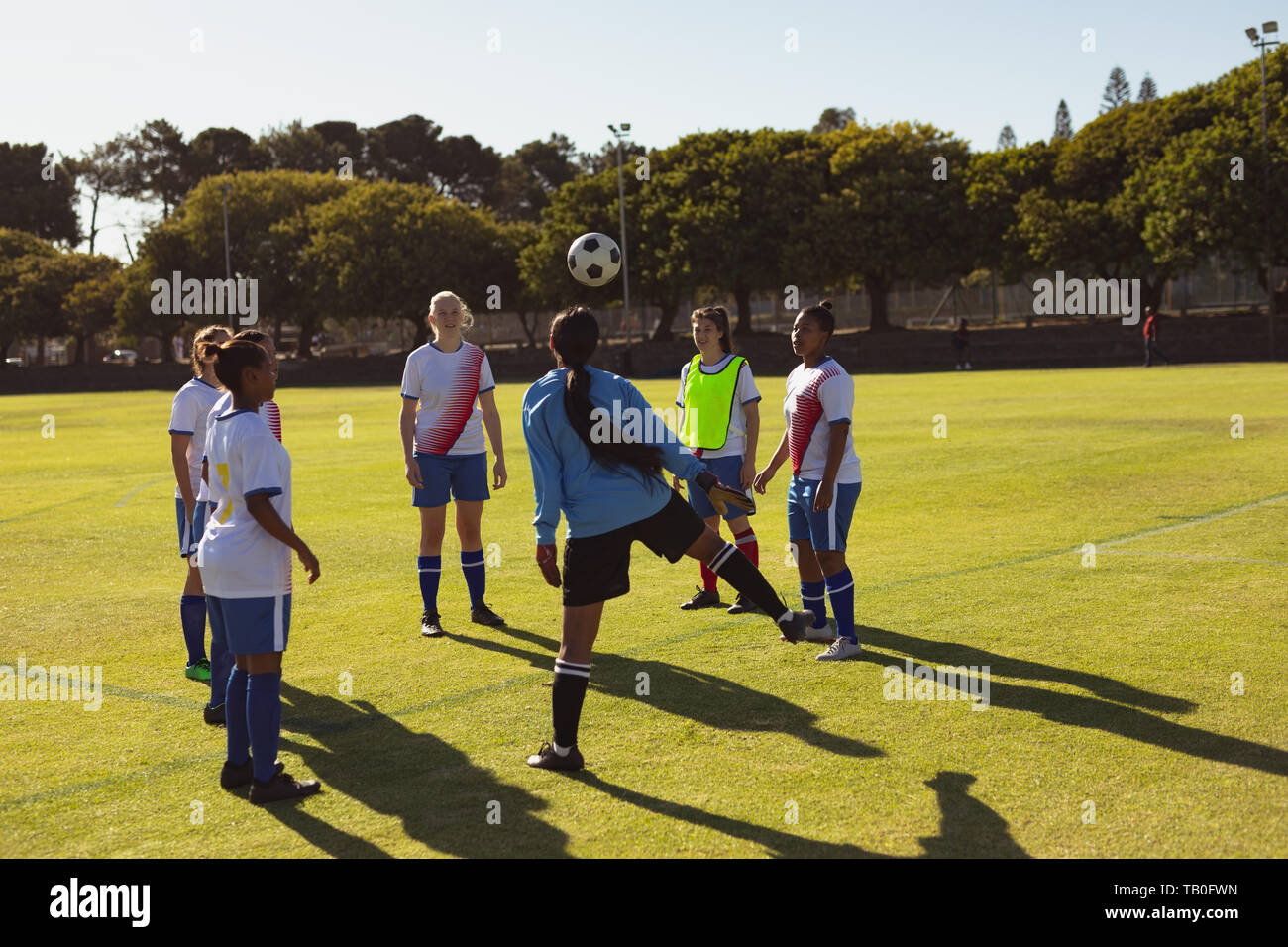 Girls playing soccer team hi-res stock photography and images - Alamy
