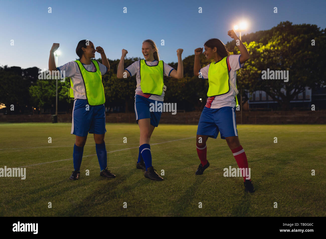 Team players cheering hi-res stock photography and images - Alamy