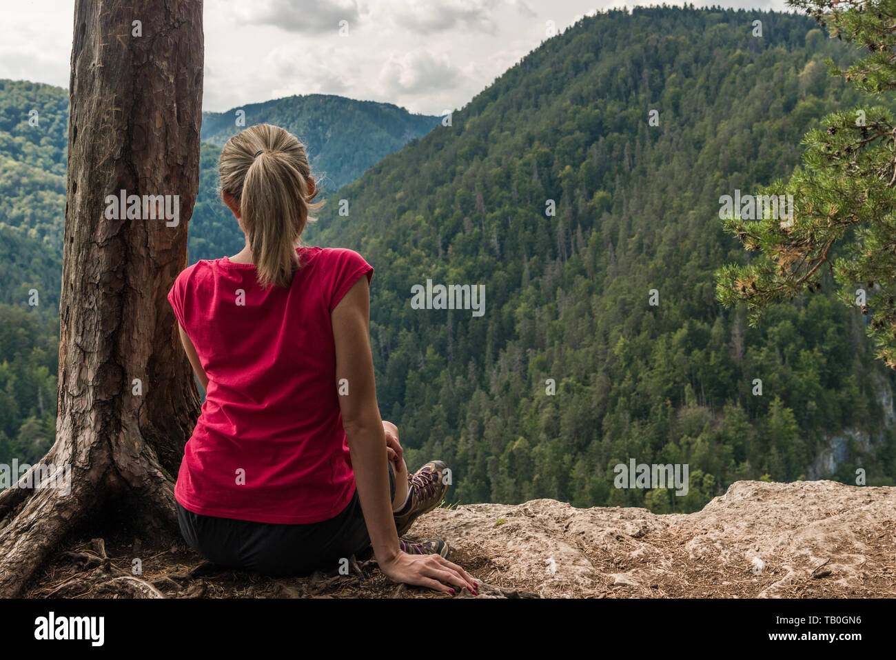 Girl looking at the clouds hi-res stock photography and images - Alamy