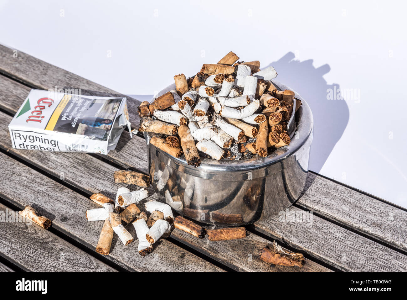 Ashtray full of cigarettes hi-res stock photography and images - Alamy