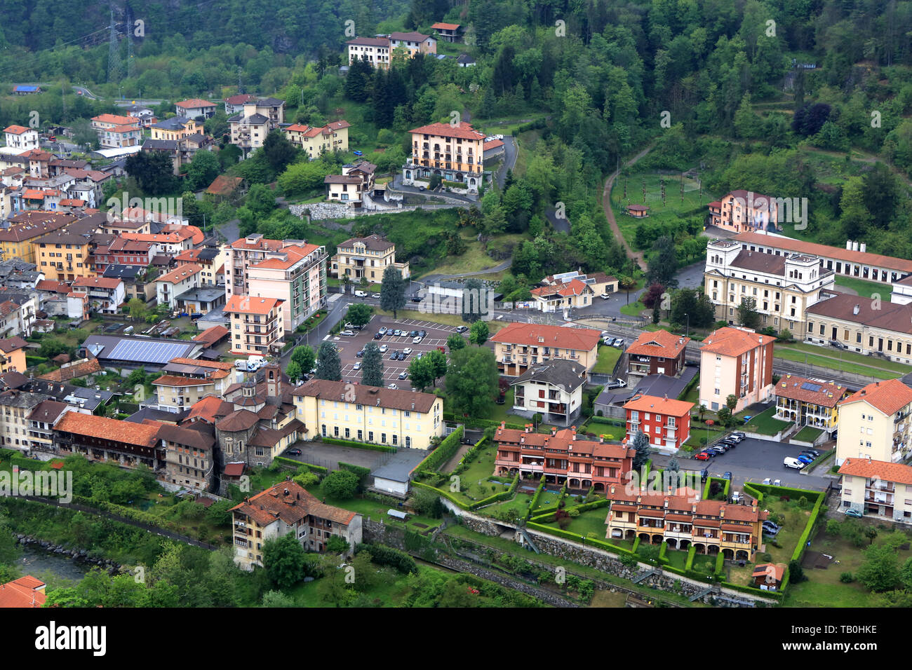 Le village de Varallo Sesia. Vue du Mont Sacré de Varallo Sesia. Italie ...
