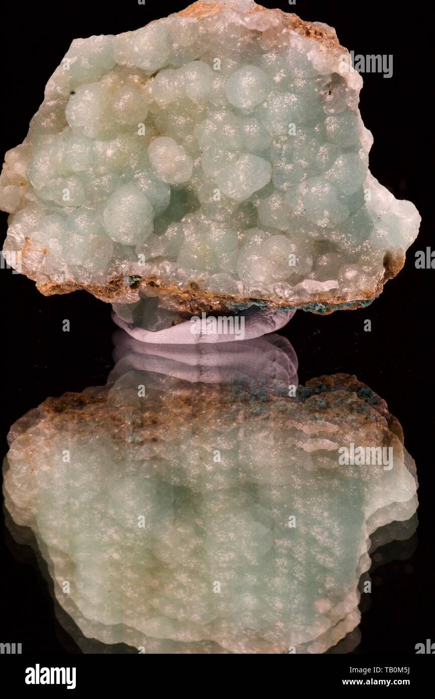 Close up Photo of Blue Hemimorphite Crystal. UK Stock Photo - Alamy