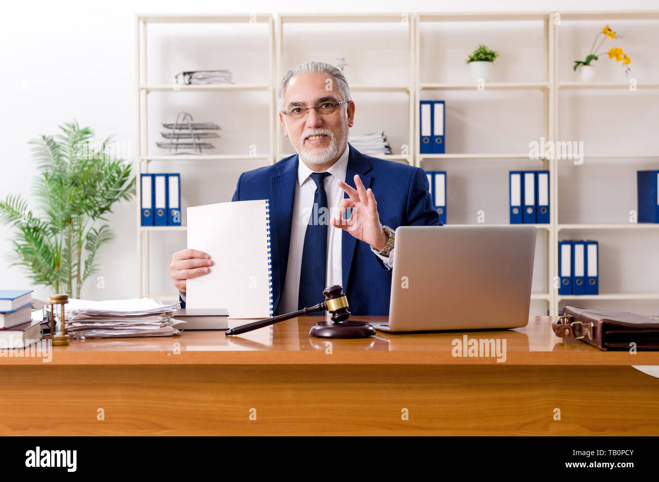 Aged lawyer working in the courthouse Stock Photo - Alamy