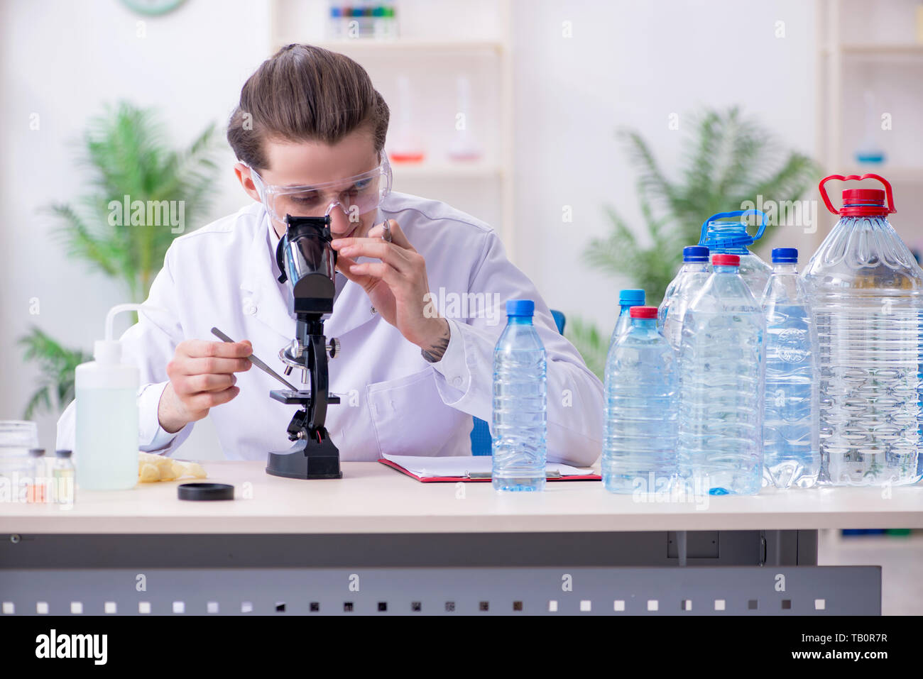The young male chemist experimenting in lab Stock Photo - Alamy