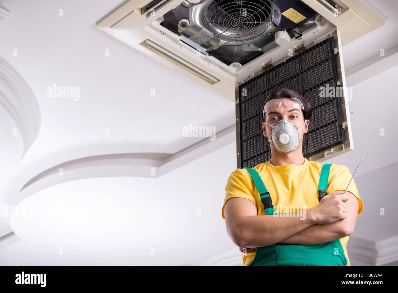 Broken ac unit hi-res stock photography and images - Alamy